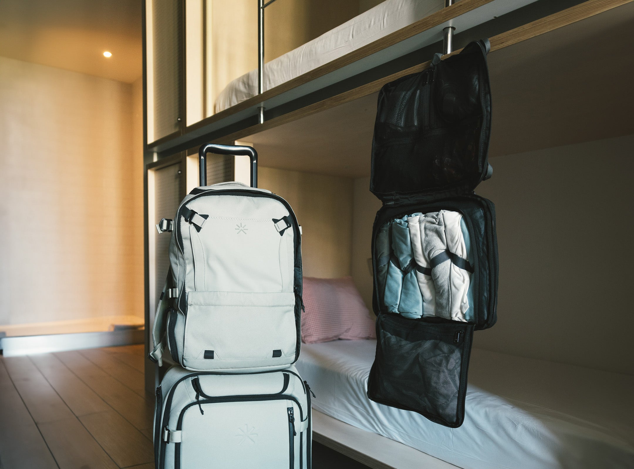 Lift 40L Rollerbag All Black | Tropicfeel